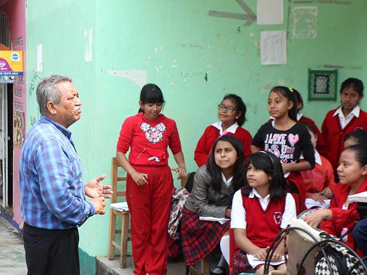 Él es Octavio Estrada, el profesor que desafío a los profesores