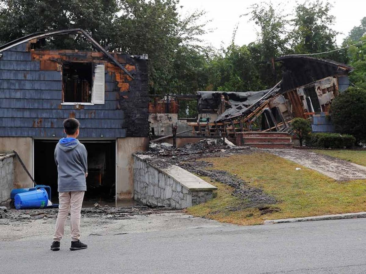 Familias regresan a sus casas tras explosiones de gas en Massachusetts