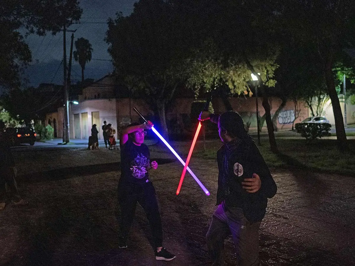 Una academia mexicana enseña a usar sables láser como en ‘La Guerra de ...