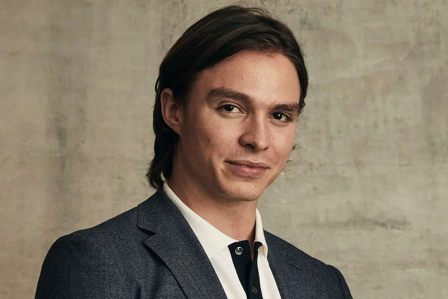 ¿Quién es Nicholas Chavez, el actor que interpreta a Lyle Menendez en ...