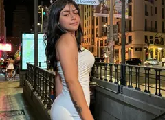 Belinda comparte nuevas fotos en bikini rojo y presume cuerpazo