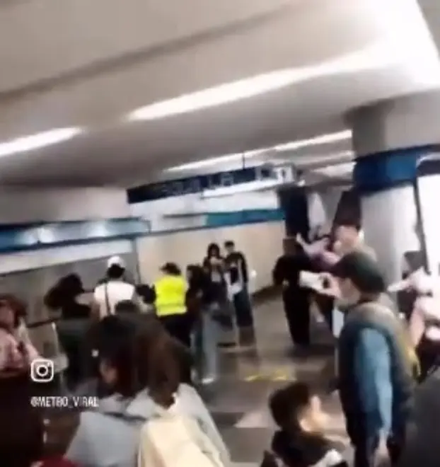 Campal entre mujeres en el Metro; les cantan ‘dale, dale, dale, no ...