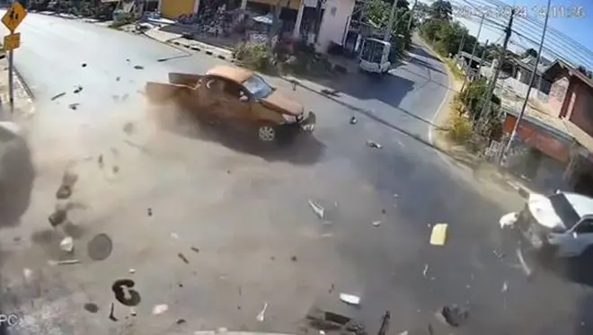 VIDEO: Así fue el impactante choque de tres autos ¿quién tuvo la culpa?