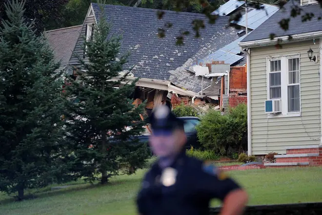 Familias regresan a sus casas tras explosiones de gas en Massachusetts