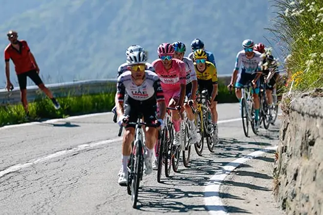 ¡Qué defensa! Isaac del Toro sube al podio y sigue líder del Giro