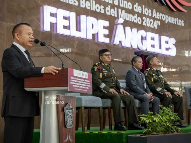 Develan placa de reconocimiento al AIFA