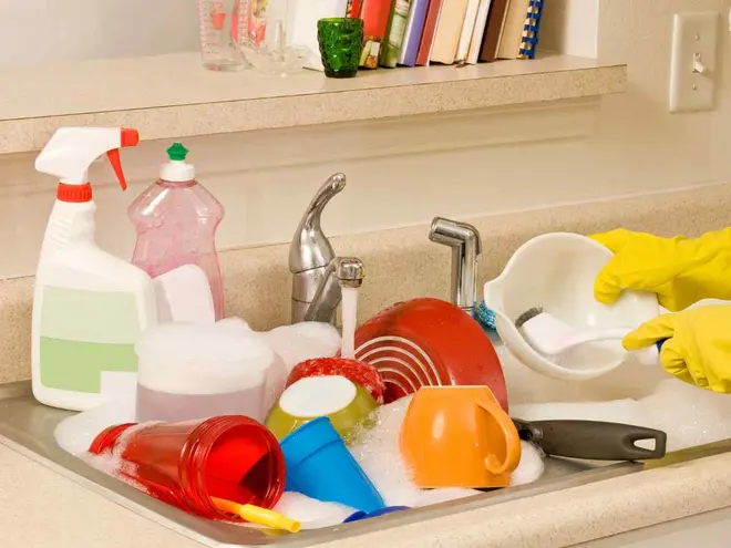 ¿Cómo lavar los trastes de plástico? Tips para que no les salga moho