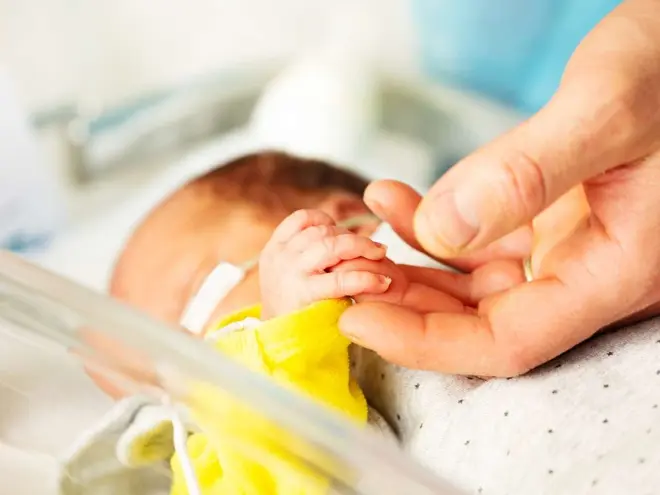 ¿Por qué se hunde la mollera de los bebés?