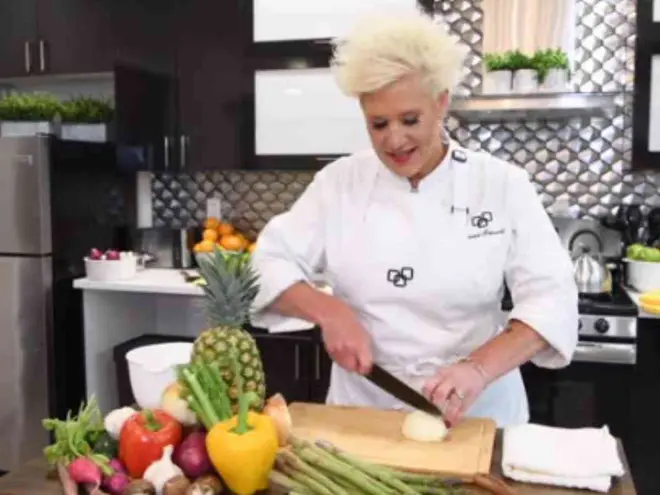 Muere Anne Burrell, la famosa chef de la televisión, a los 55 años