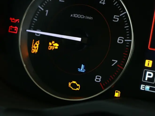 ¿Qué significa ABS en el tablero de tu auto y qué hacer si se enciende?
