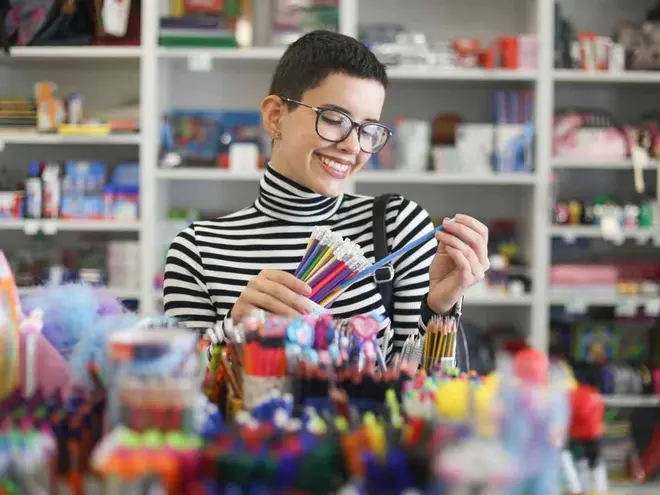 ¿Útiles y uniformes escolares son deducibles de impuestos? Esto dice el SAT