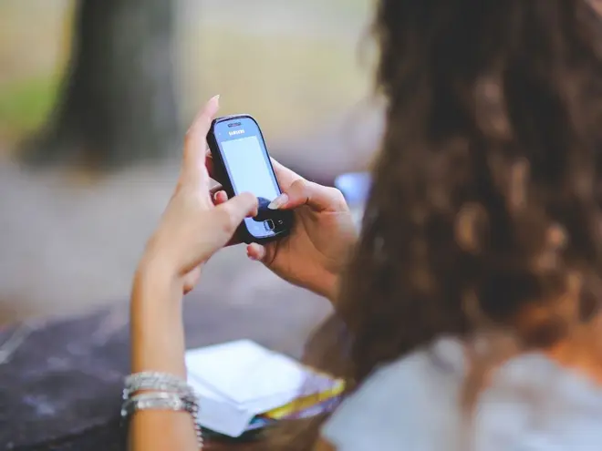 ¿Qué es el modo oscuro en tus dispositivos y realmente protege tus ojos?