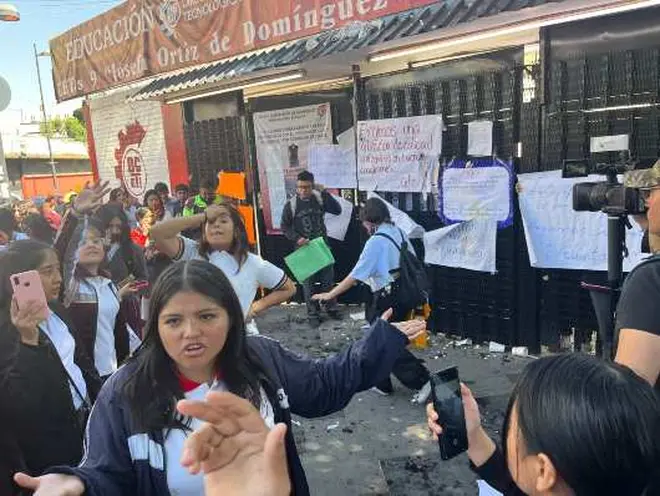 Por chinches en Cetis 9, alumnos hacen paro y protesta en CDMX