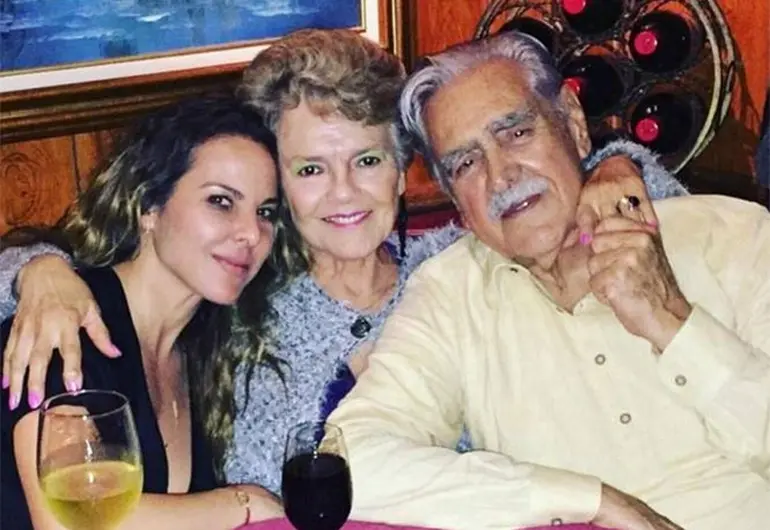 Reaparece Kate del Castillo, posa en foto junto a sus padres | Excélsior