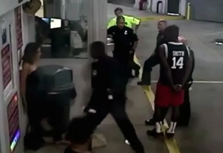 Policía de Florida es despedido tras golpear a mujer esposada | Excélsior