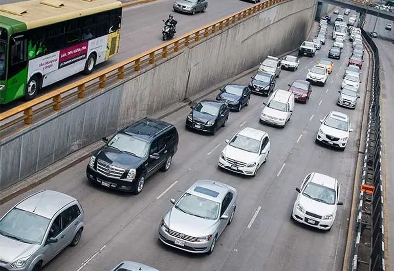 Autos con engomado azul y permisos no circulan este viernes | Excélsior