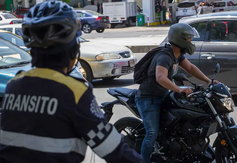 ¡Recuerda! Hoy no circulan vehículos con engomado azul