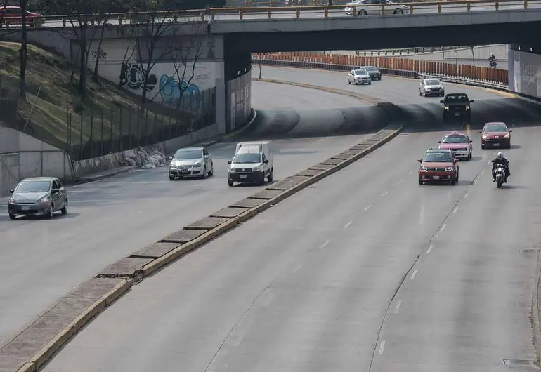 ¡Evita multas! Hoy no circulan autos con engomado azul