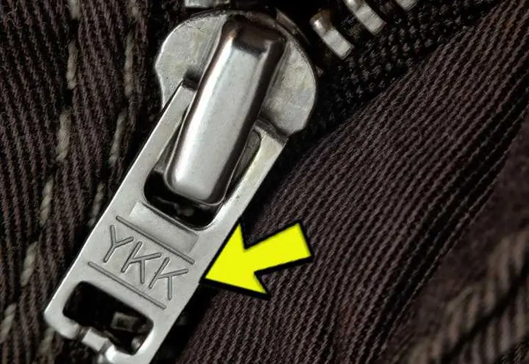 Qué significan las letras YKK que vienen en los cierres