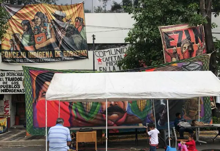 Comunidad Otomí mantiene tomado edificio del IMPI y bloqueada la