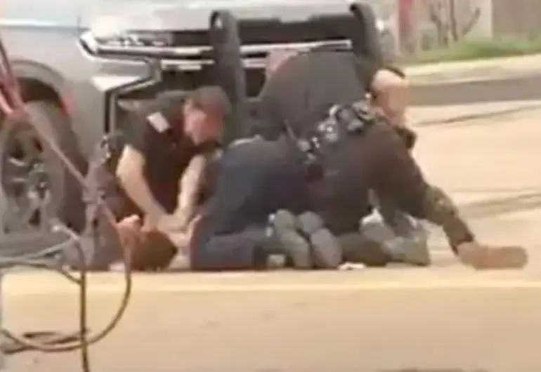 Video: Captan a policías de EU azotando a hombre contra el suelo