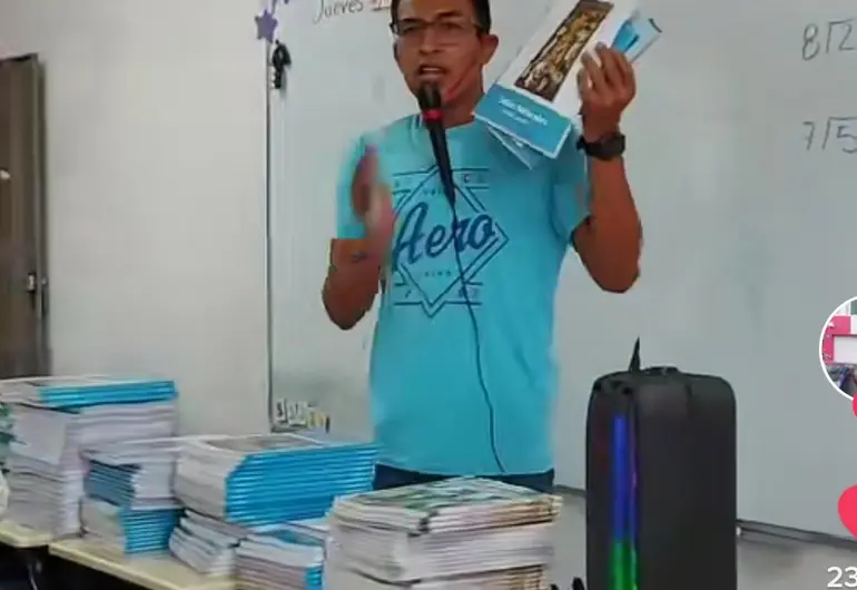 ¡Llévele! Profesor de primaria entrega libros de texto como merolico