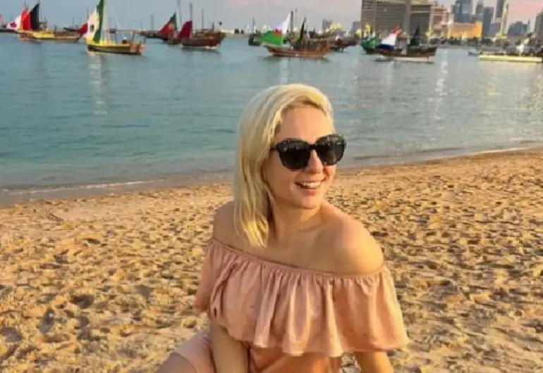 Conductoras mexicanas elevan la temperatura en Qatar en traje de baño