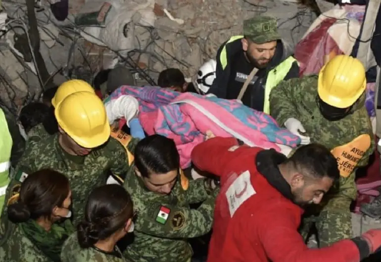 Video: Mexicanos rescatan en Turquía a mujer con vida de escombros