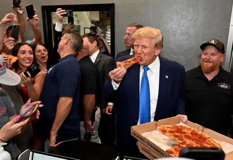 VIDEO: Donald Trump reparte pizza a asistentes y lo condenan en redes ...