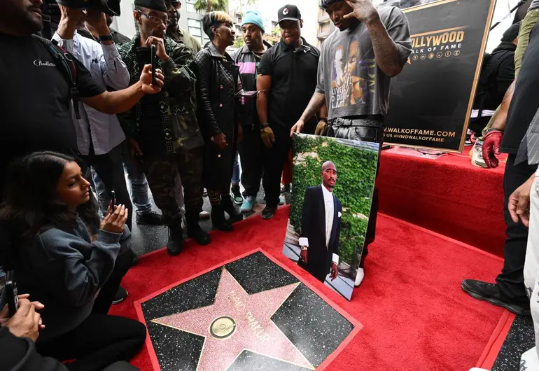 Tupac Shakur recibe estrella en Paseo de la Fama de Hollywood