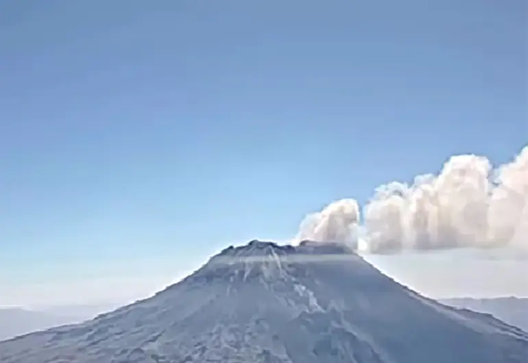 VIDEO: Volcán Ubinas aumenta explosiones; erupción está en "fase crítica"
