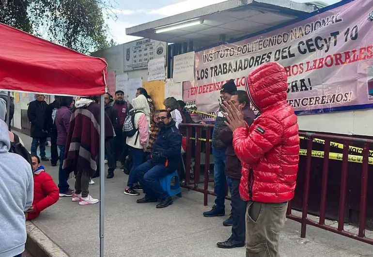 Maestros de la Voca 10 del IPN cierran escuela por acoso laboral