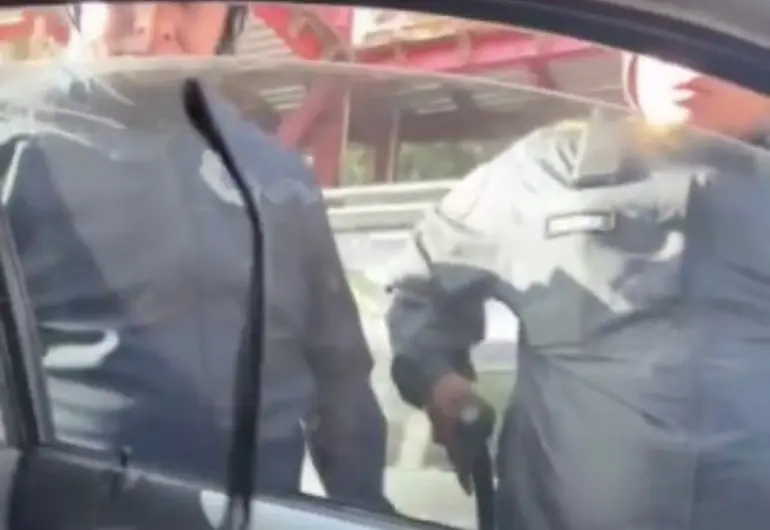 VIDEO: ¿Otro que intimida? Policía de CDMX desenfunda pistola en la ...