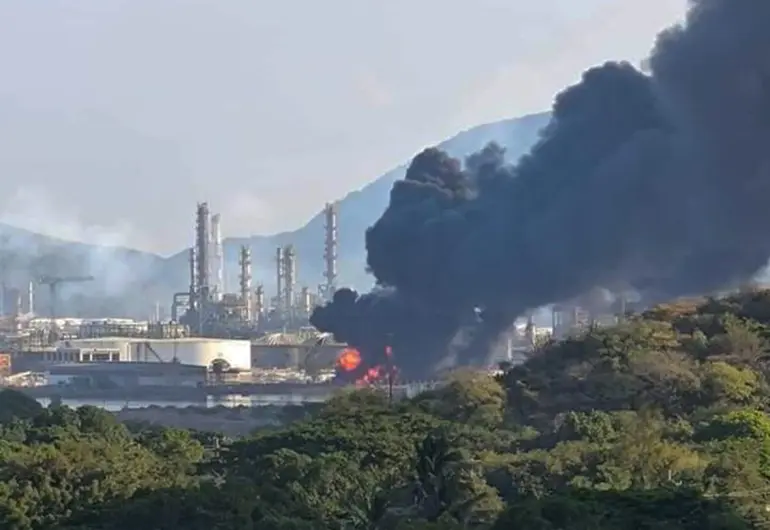 Incendio en la refinería de Pemex Ing. Antonio Dovalí Jaime, de Salina Cruz