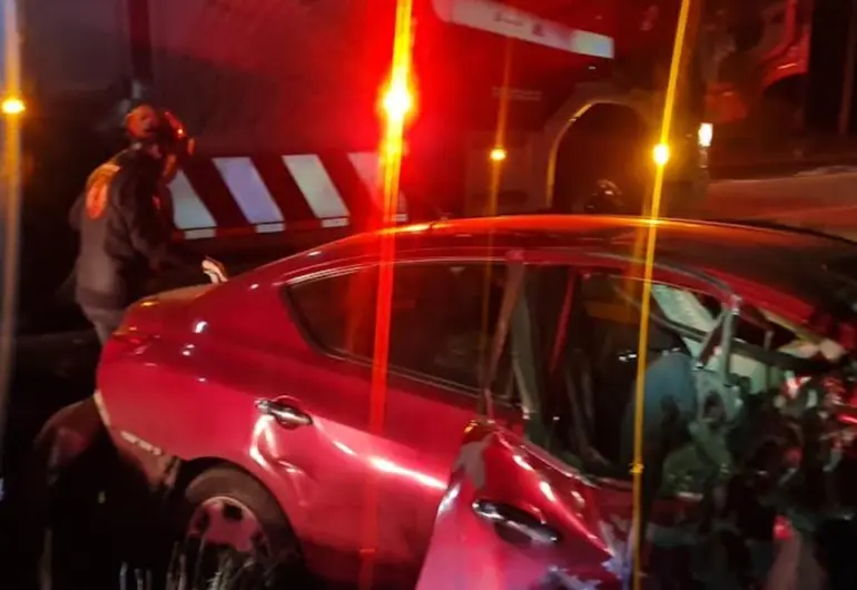 Tren impacta auto particular y mata a dos personas en NL