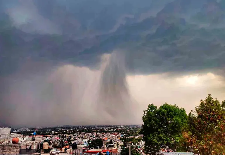 ¿Qué es una microburst y por qué causó lluvias extremas en el Valle de ...