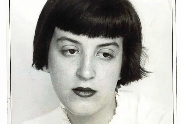 Hurga en el amor no correspondido; reeditan la amortajada, de María ...