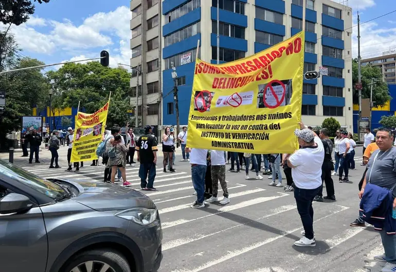 'Clausuran' al INVEA de CDMX y realizan bloqueos por 'terrorismo' vs ...