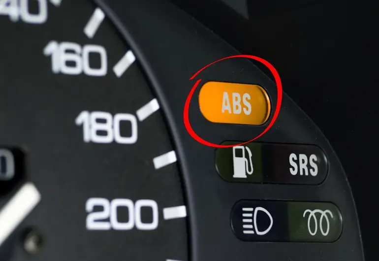 ¿Qué significa ABS en el tablero de tu auto y qué hacer si se enciende?