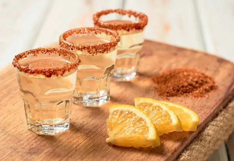 ¿Qué es el mezcal de pechuga? Así se prepara esta bebida artesanal mexicana