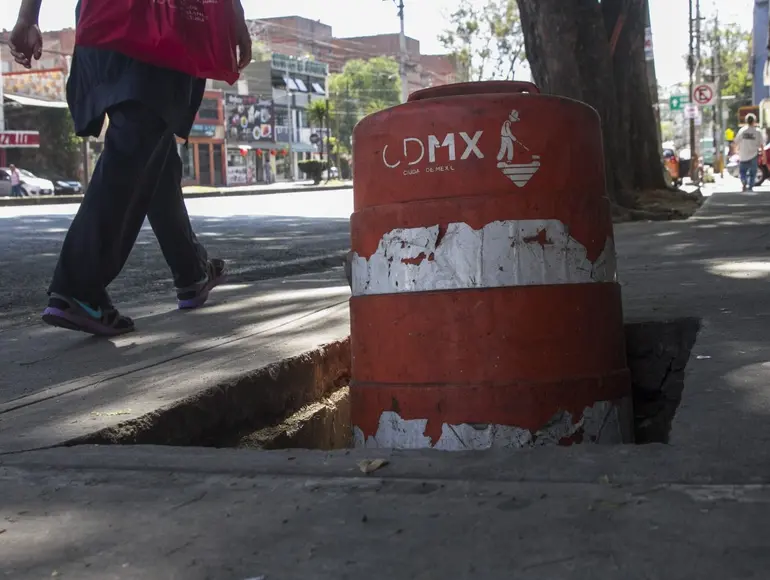 ¿Cuál es la condena por el robo de coladeras en CDMX?