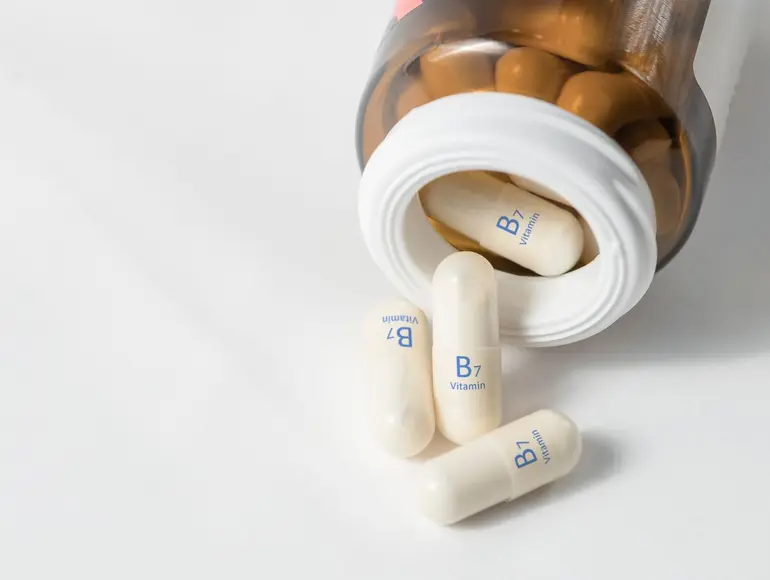 Biotina, vitamina B7, qué es, sirve para el cabello y cuál es su función