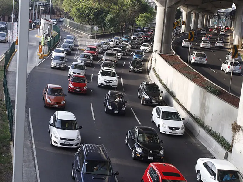 Hoy no circulan autos con engomado rojo y terminación 3 y 4