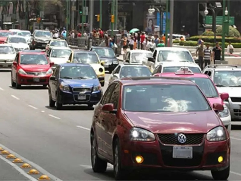 Automóviles con engomado azul y permisos no circulan este viernes ...