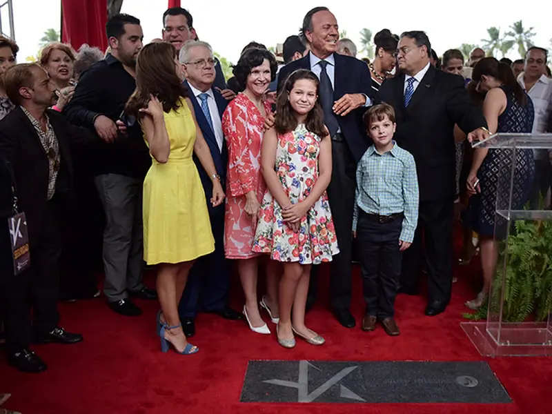 Julio Iglesias devela su estrella en Puerto Rico | Excélsior