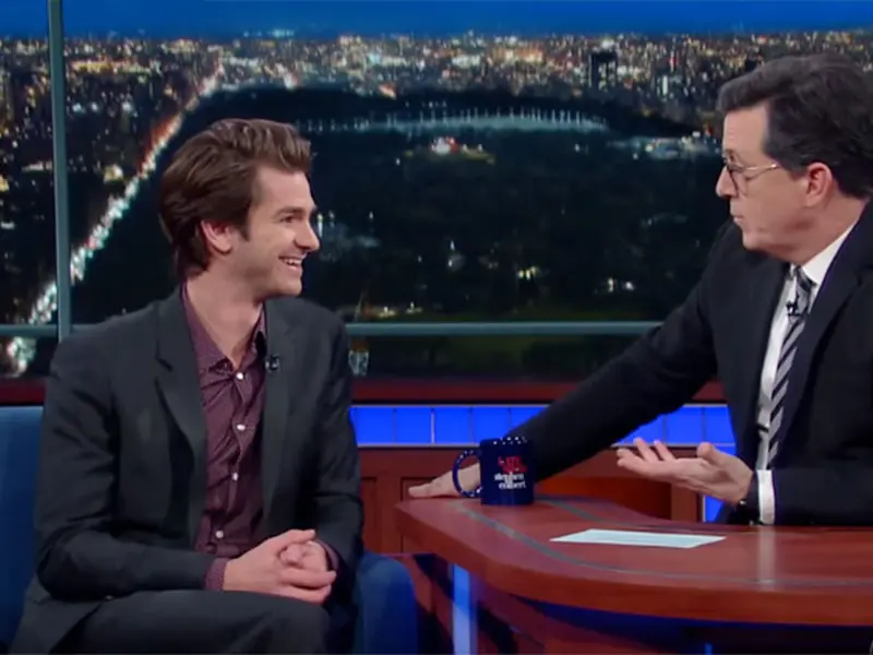 Andrew Garfield y Stephen Colbert comparten beso en TV | Excélsior