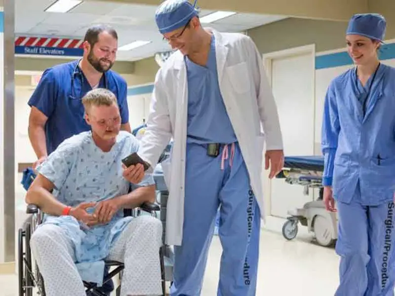 Mujer encuentra al hombre que recibió el rostro de su esposo en ...