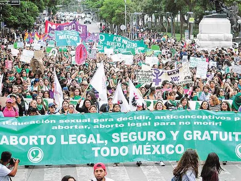 Mujeres marchan en pro del aborto