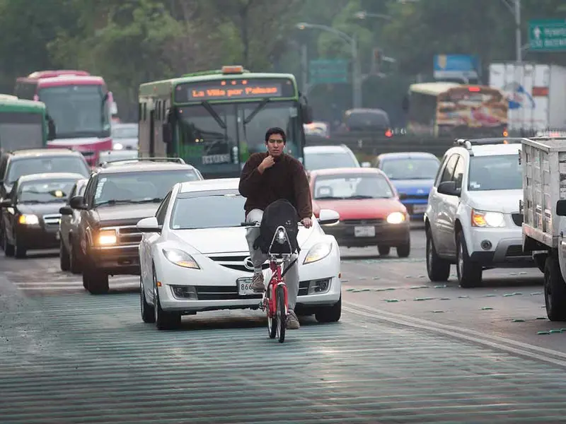 ¡Recuerda! Hoy no circulan los autos con engomado azul