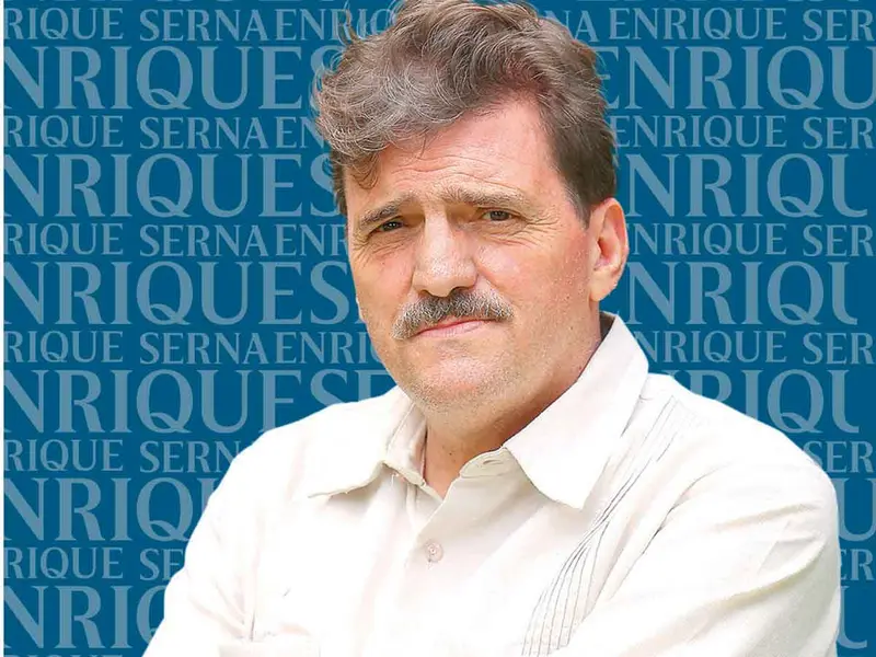 Enrique Serna es galardonado con el Premio Xavier Villaurrutia